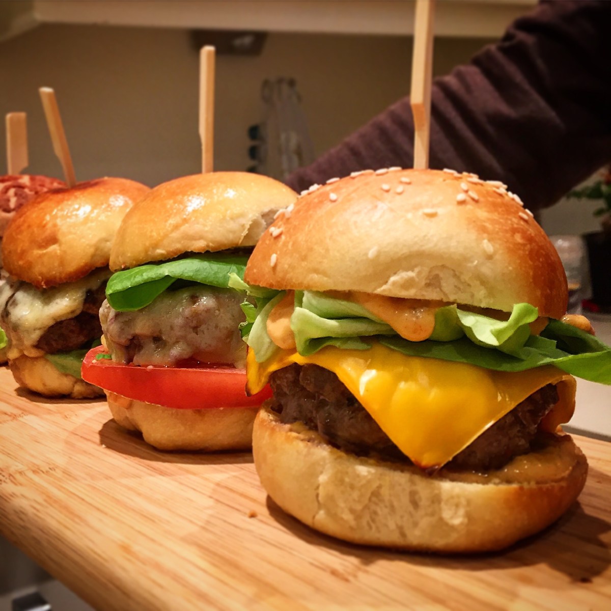Homemade Burgers & Garlic Butter Buns – bakingyoubetter